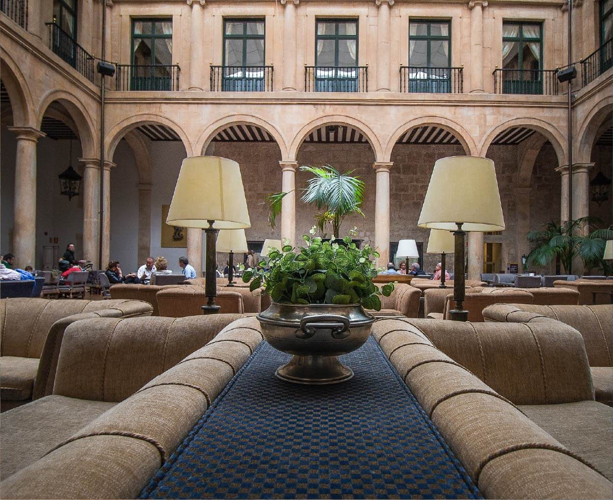 Guía de operaciones hoteleras | ¿Qué son y cómo mejorar... | Mews Blog